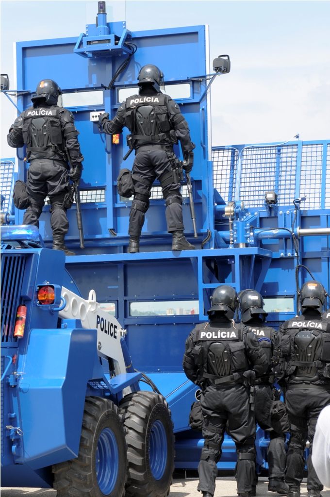 Bozena Riot - Kenderaan Anti Rusuhan dengan 'Tembok Besi' Setinggi ...