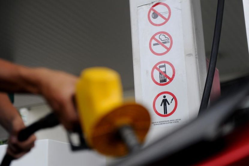 Mitos atau Fakta? Isi Minyak ketika Enjin Dihidupkan Tidak Bahaya?