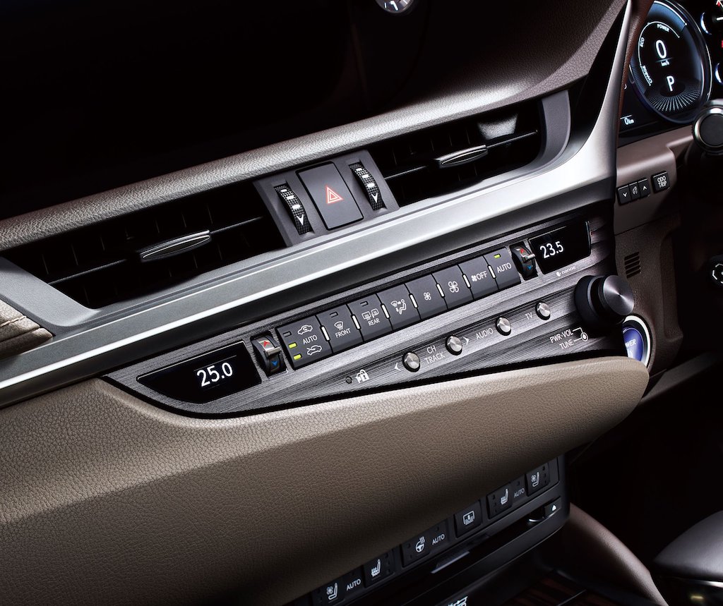 Lexus ES (2019) JDM Lancar di Jepun dengan Ciri Cermin Sisi Digital