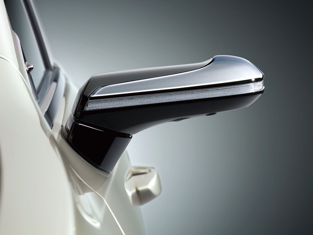 Lexus ES (2019) JDM Lancar di Jepun dengan Ciri Cermin Sisi Digital