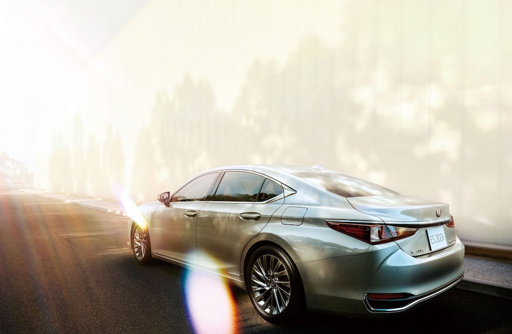 Lexus ES (2019) JDM Lancar di Jepun dengan Ciri Cermin Sisi Digital