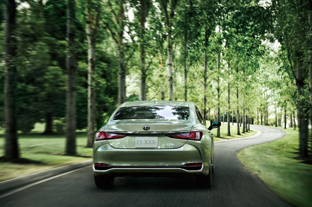 Lexus ES (2019) JDM Lancar di Jepun dengan Ciri Cermin Sisi Digital