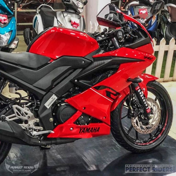 Wakil Jualan Yamaha India Perkenal YZF-R15 V3 Edisi Merah Ferrari