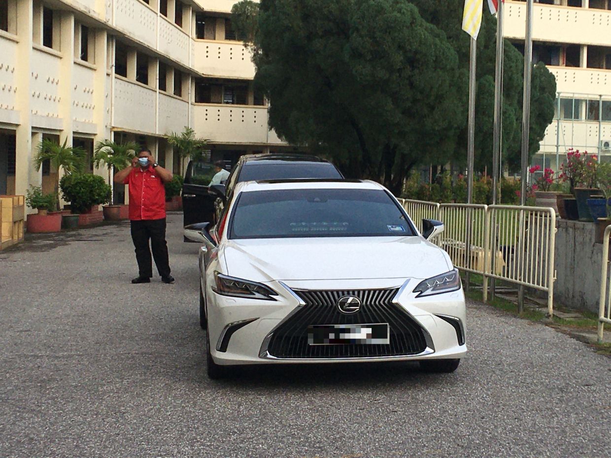 MB Peja Tukar Lexus ES Sebagai Kereta Rasmi, Camry Lama Serah Kepada ADUN