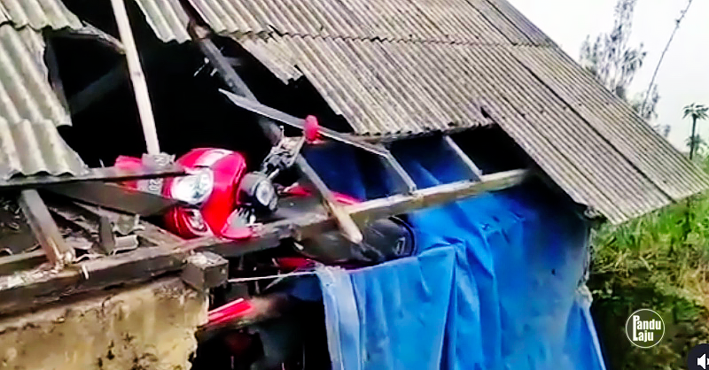 Brek Tak Makan, Skuter Honda Scoopy Mendarat Atas Bumbung