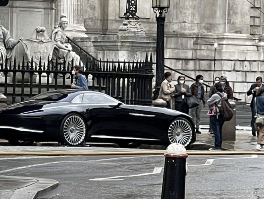 Bruce Wayne Pandu Mercedes Maybach 6 Cabriolet dalam Filem 'The Flash'!