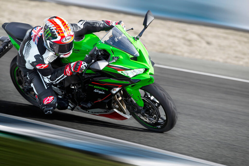 Kawasaki Ninja ZX-25R (2022) Thailand Perkenal Warna Baharu, Harga RM35.3k!