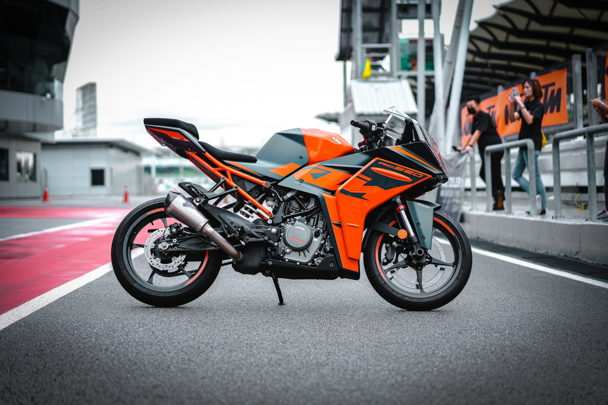 #TunggangUji: Lenjan KTM RC 390 (2022) Atas Trek Basah, Syok Macam ...