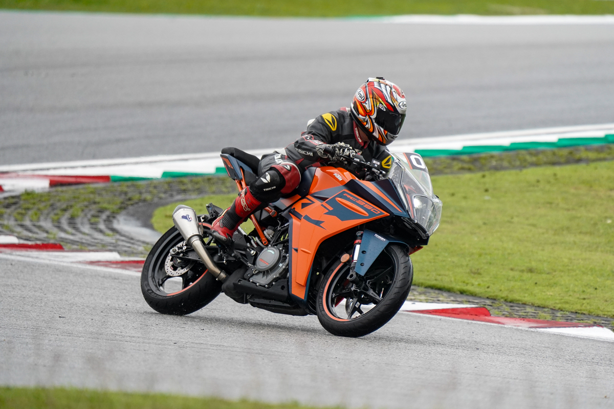 #TunggangUji: Lenjan KTM RC 390 (2022) Atas Trek Basah, Syok Macam ...