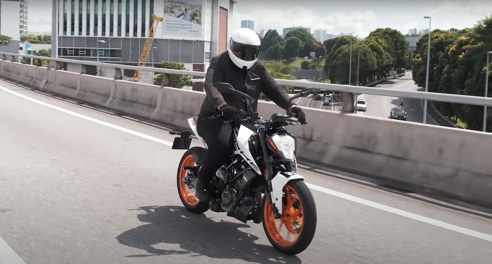 #Perbandingan: KTM Duke 200 vs KTM RC 200, Pilih Fairing atau Naked?