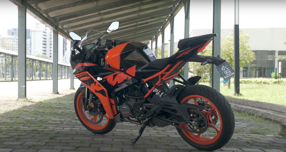 #Perbandingan: KTM Duke 200 vs KTM RC 200, Pilih Fairing atau Naked?