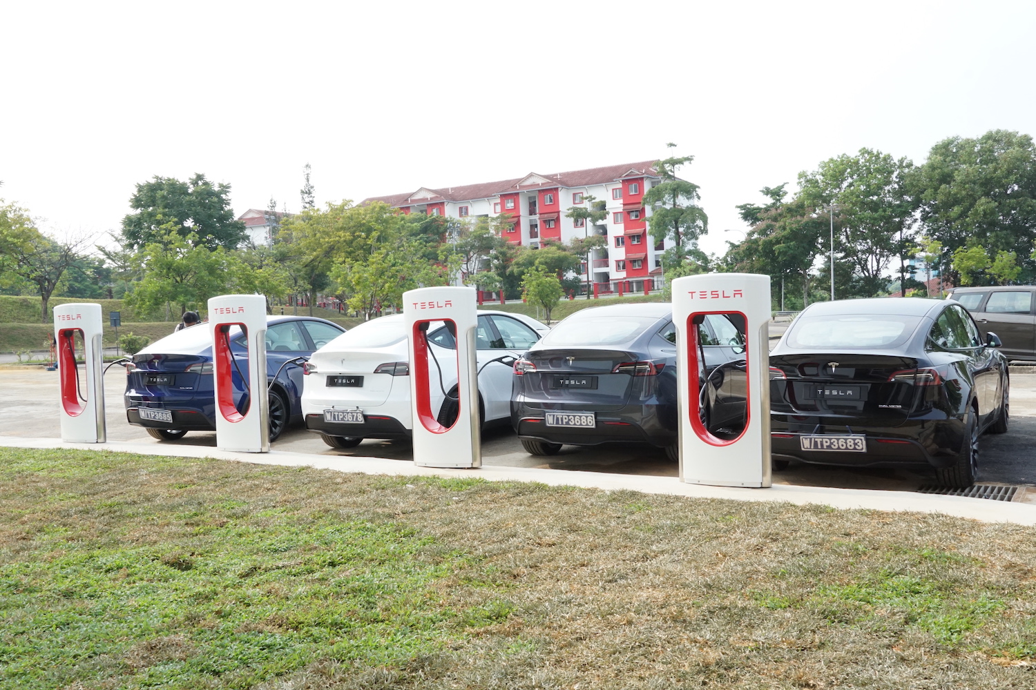 Tesla Lancar Stesen Pengecas DC Pertama di Pulau Pinang!