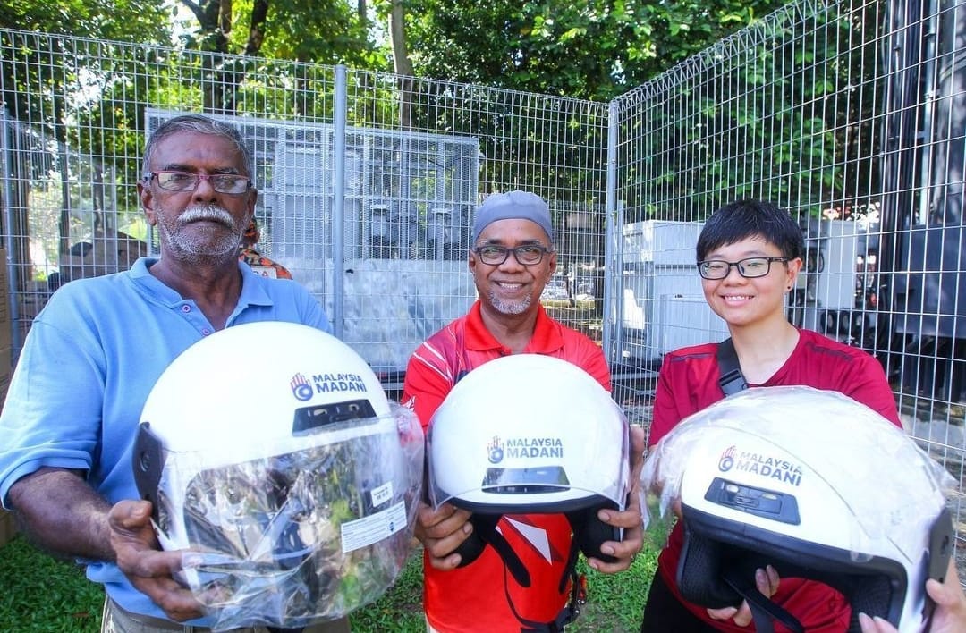 Diskaun Saman Polis Saja, JPJ Bagi Helmet!